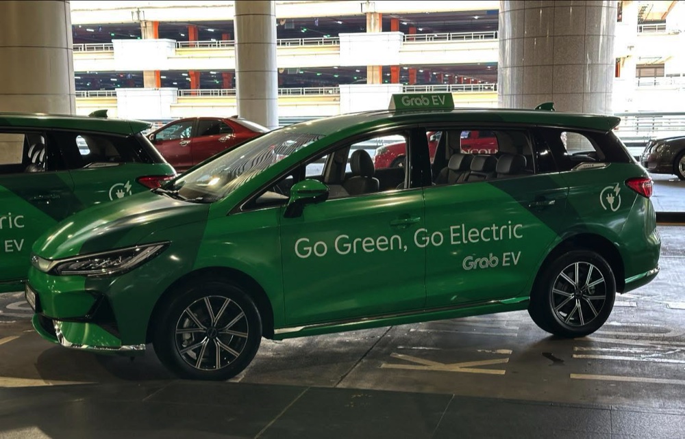 Grab 电动车服务正式启动！ BYD M6 机场接送！